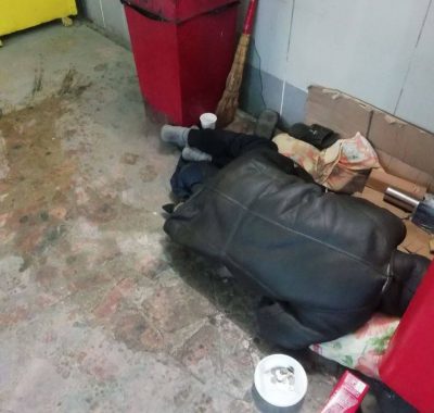 «Матерится, пьет, ходит под себя»: в переходе Владивостока поселился ...